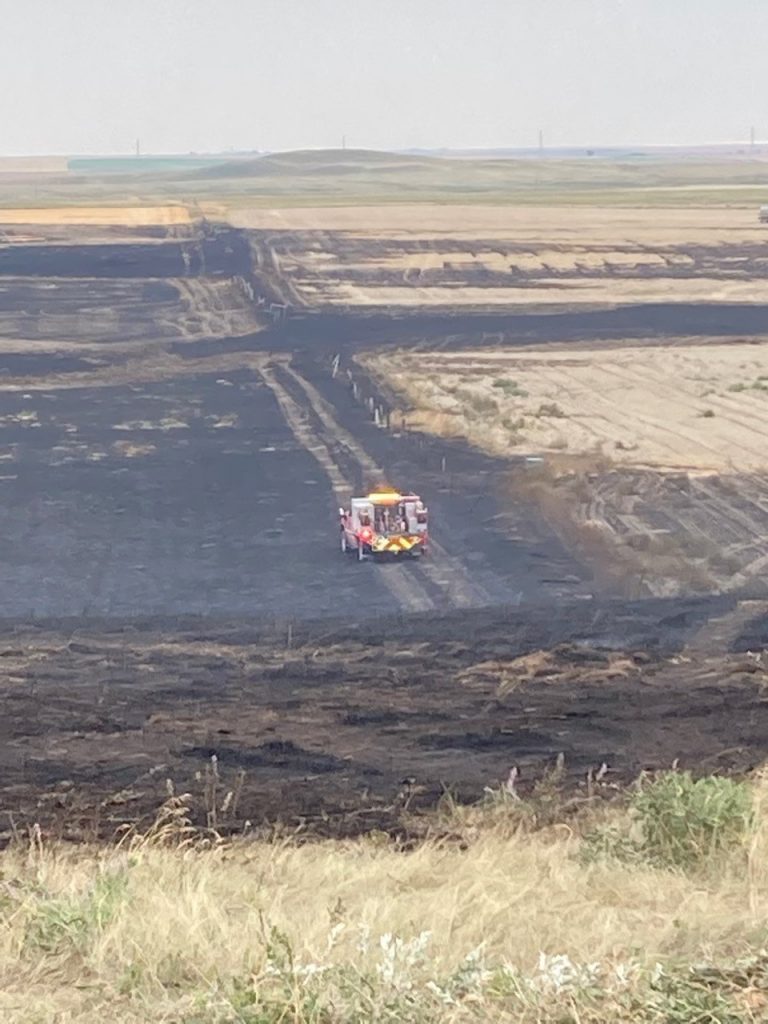 Crews battle grass southwest of Claresholm | Claresholm Local Press